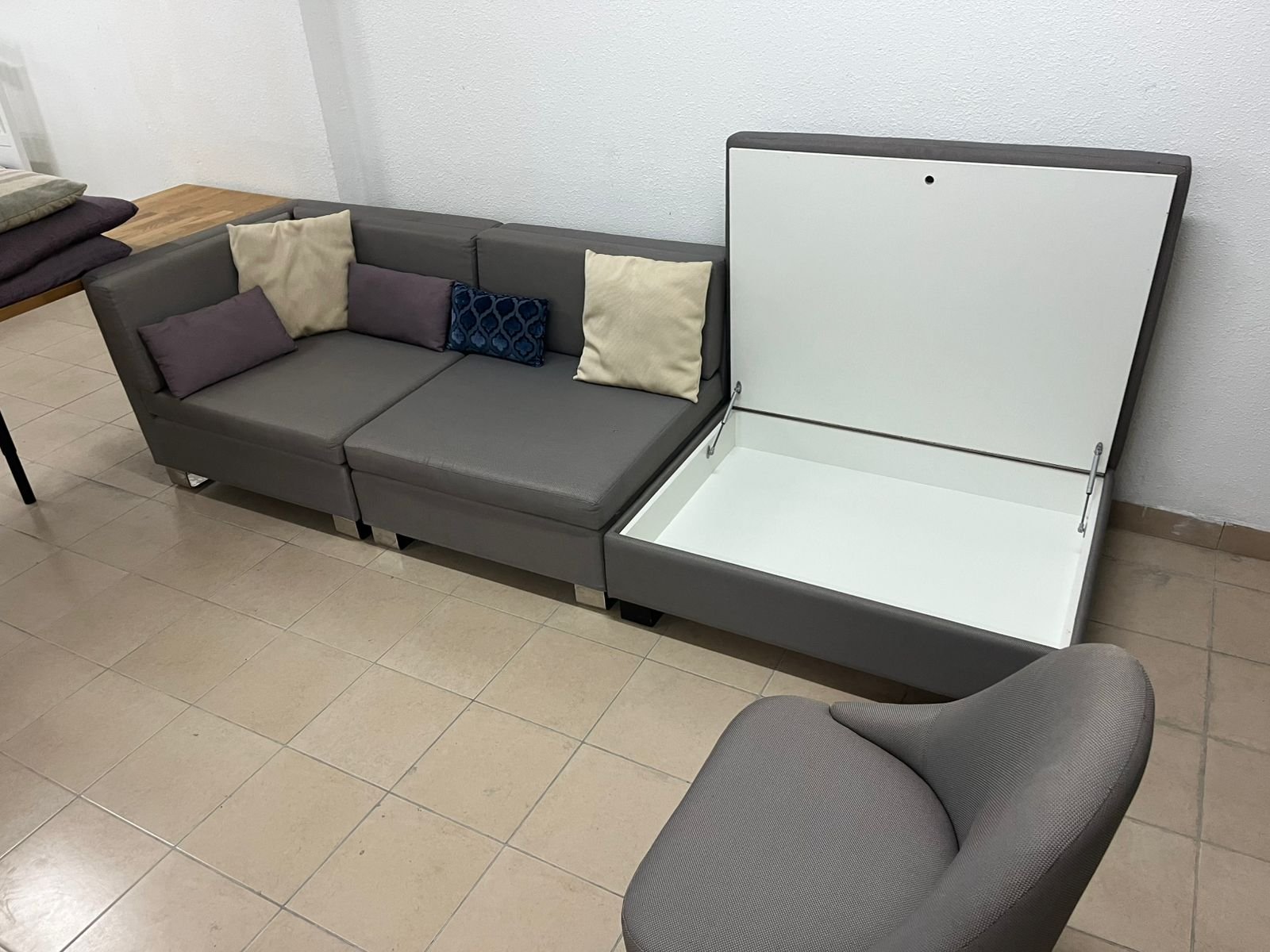 4-seater sofa made of very strong wood • Yahya Used Furniture